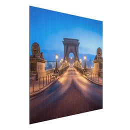 Alu Dibond Outdoor Bild - Kettenbr&uuml;cke in Budapest bei Nacht - Stadt orange Motiv wetterfest Architektur Wohnzimmer Schlafzimmer