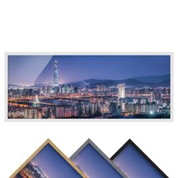Bilderwelten Bild mit Rahmen Stadt blau Motiv inkl. Rahmung - Lotte World Tower bei Nacht - Architektur Wohnzimmer Schlafzimmer