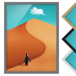 Bilderwelten Bild mit Rahmen - Hochformat W&uuml;ste mit Pinguin