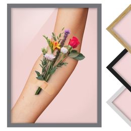 Bilderwelten Bild mit Rahmen - Hochformat Arm mit Blumen