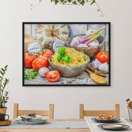 Bilderwelten Bild mit Rahmen Spagetthischale mit Basilikum