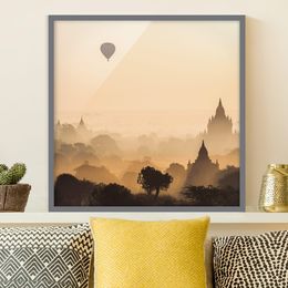 Bilderwelten Bild mit Rahmen Hei&szlig;luftballon im Nebel