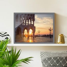 Bilderwelten Bild mit Rahmen Promenade bei Sonnenaufgang