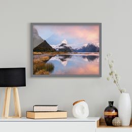 Bilderwelten Bild mit Rahmen Berge am Wasser