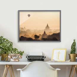 Bilderwelten Bild mit Rahmen Hei&szlig;luftballon im Nebel