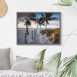 Bilderwelten Bild mit Rahmen Palmen am Steg zum Meer
