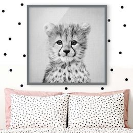 Bilderwelten Bild mit Rahmen Tiere schwarz weiss Motiv inkl. Rahmung - Baby Gepard Gino Schwarz Wei&szlig; - Deko Kinderzimmer Baby M&auml;dchen Jungen