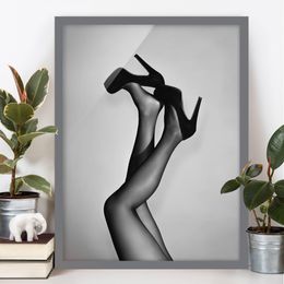Bilderwelten Bild mit Rahmen Portrait schwarz weiss modern inkl. Rahmung - Beine bis zum Himmel - Erotik Wohnzimmer Schlafzimmer