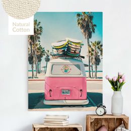 Bilderwelten Leinwandbild Rosa Bulli mit Surfboards