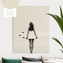 Bilderwelten Leinwandbild Entspanntes Surfergirl mit Board