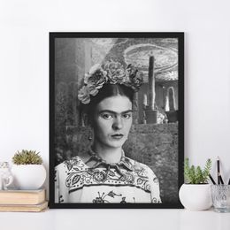 Bilderwelten Bild mit Rahmen Frida Kahlo Foto Portrait vor Kakteen
