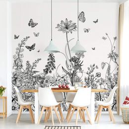 Bilderwelten Fototapete Gro&szlig;e Blumen mit Schmetterlingen in Schwarz