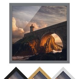 Bilderwelten Bild mit Rahmen - Quadrat Leuchtturm an der Br&uuml;cke