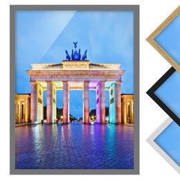 Bilderwelten Bild mit Rahmen - Hochformat Erleuchtetes Brandenburger Tor