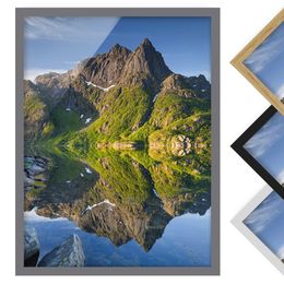 Bilderwelten Bild mit Rahmen - Hochformat Berglandschaft mit Wasserspiegelung in Norwegen