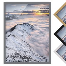 Bilderwelten Bild mit Rahmen - Hochformat Blick &uuml;ber Wolken und Berge