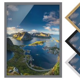 Bilderwelten Bild mit Rahmen - Hochformat Fjordblick in Reinebringen