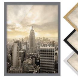 Bilderwelten Bild mit Rahmen - Hochformat Manhattan Dawn