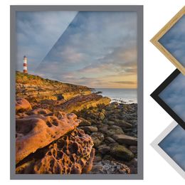 Bilderwelten Bild mit Rahmen - Hochformat Tarbat Ness Meer & Leuchtturm bei Sonnenuntergang
