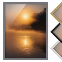 Bilderwelten Bild mit Rahmen - Hochformat Sonnenaufgang am See mit Rehen im Nebel