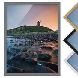 Bilderwelten Bild mit Rahmen - Hochformat Sonnenaufgang mit Nebel bei Dunstanburgh Castle