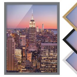 Bilderwelten Bild mit Rahmen - Hochformat Sonnenuntergang Manhattan New York City