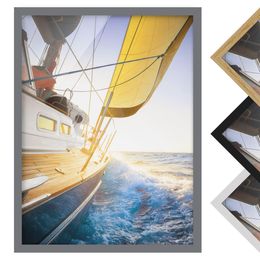 Bilderwelten Bild mit Rahmen - Hochformat Segelboot auf blauem Meer bei Sonnenschein
