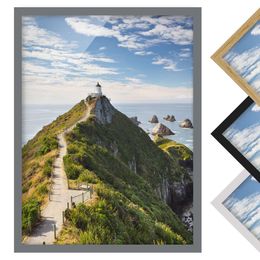 Bilderwelten Bild mit Rahmen - Hochformat Nugget Point Leuchtturm und Meer Neuseeland