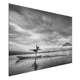 Bilderwelten Alu Dibond Outdoor Bild Natur schwarz weiss modern wetterfest - Fischer wirft Netz aus - Landschaft Wohnzimmer Schlafzimmer