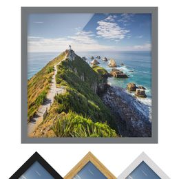 Bilderwelten Bild mit Rahmen - Quadrat Nugget Point Leuchtturm und Meer Neuseeland