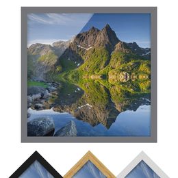 Bilderwelten Bild mit Rahmen - Quadrat Berglandschaft mit Wasserspiegelung in Norwegen