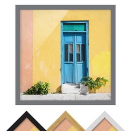 Bilderwelten Bild mit Rahmen - Quadrat Bunte Wand blaue T&uuml;r