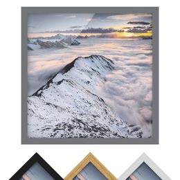 Bilderwelten Bild mit Rahmen - Quadrat Blick &uuml;ber Wolken und Berge