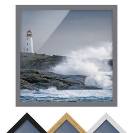 Bilderwelten Bild mit Rahmen - Quadrat Sturmwellen am Leuchtturm