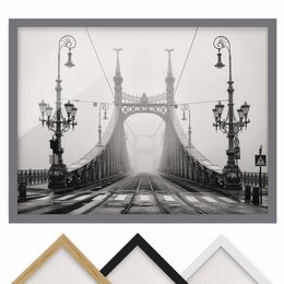 Bilderwelten Bild mit Rahmen - Querformat Br&uuml;cke in Budapest