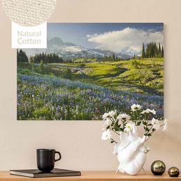 Bilderwelten Leinwandbild - Querformat Bergwiese mit blauen Blumen vor Mt. Rainier