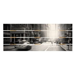 Bilderwelten Holzbild Stadt schwarz weiss Motiv nat&uuml;rlicher Effekt - Lebhaftes New York - Architektur Wohnzimmer Schlafzimmer