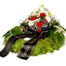 Trauerkranz mit roten Rosen und weißen Lilien