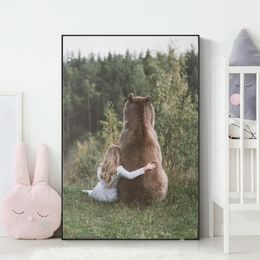Akustik-Wechselbild M&auml;dchen mit Braunb&auml;r