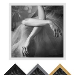 Schwarz-Wei&szlig; Bild mit Rahmen Die H&auml;nde einer Ballerina