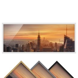 Architektur & Skyline Bild mit Rahmen Manhattan Skyline Abendstimmung
