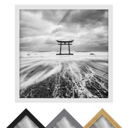 Bild mit Rahmen Japanisches Torii im Meer