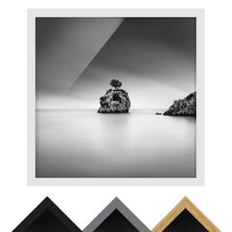Bild mit Rahmen Felseninsel im Meer Schwarz-Wei&szlig;