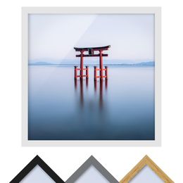 Bild mit Rahmen Torii im Wasser