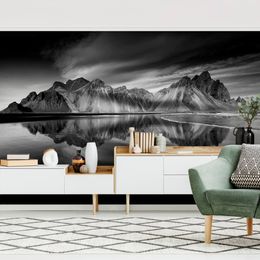 Fototapete Vesturhorn in Island - Vliestapete nach Ma&szlig; Natur Schwarz-Wei&szlig; Strand Wohnzimmer Schlafzimmer Bad Badezimmer K&uuml;che Flur Esszimmer