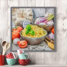 Bild mit Rahmen Spagetthischale mit Basilikum