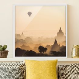 Bild mit Rahmen Hei&szlig;luftballon im Nebel