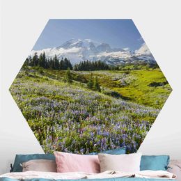 Hexagon Fototapete selbstklebend Bergwiese mit roten Blumen vor Mt. Rainier