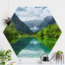 Hexagon Fototapete selbstklebend Bergsee mit Spiegelung