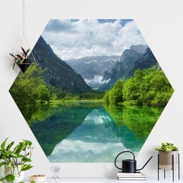Hexagon Fototapete selbstklebend Bergsee mit Spiegelung